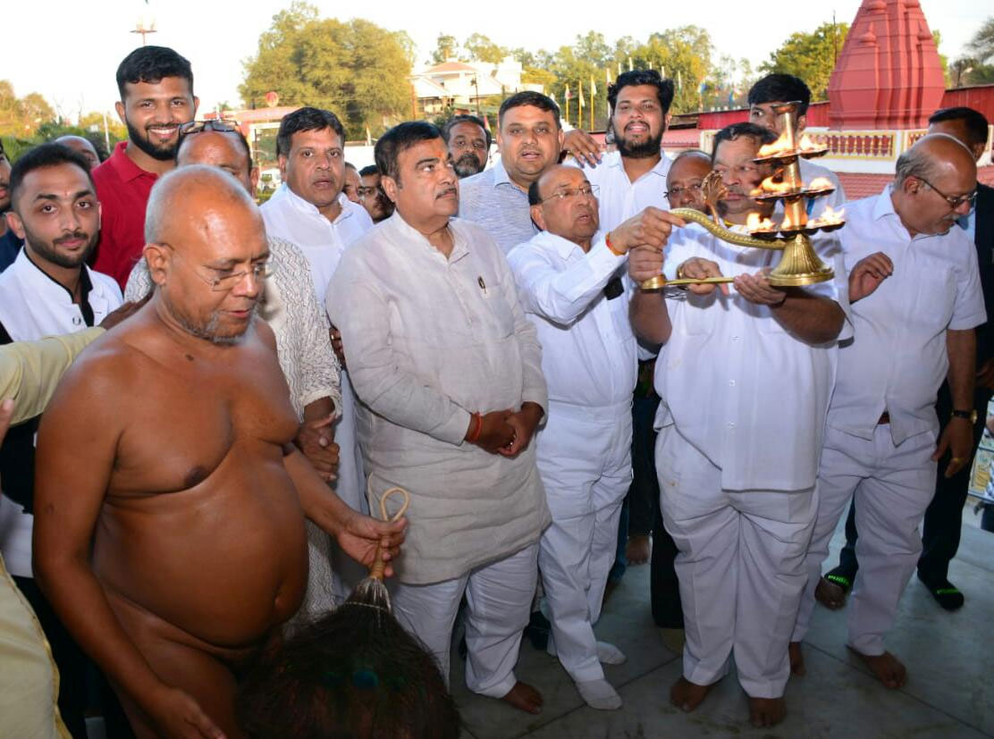 सड़क एवं परिवहन केंद्रीय मंत्री नितिन गडकरी ने आचार्य श्री 108 प्रज्ञा ...